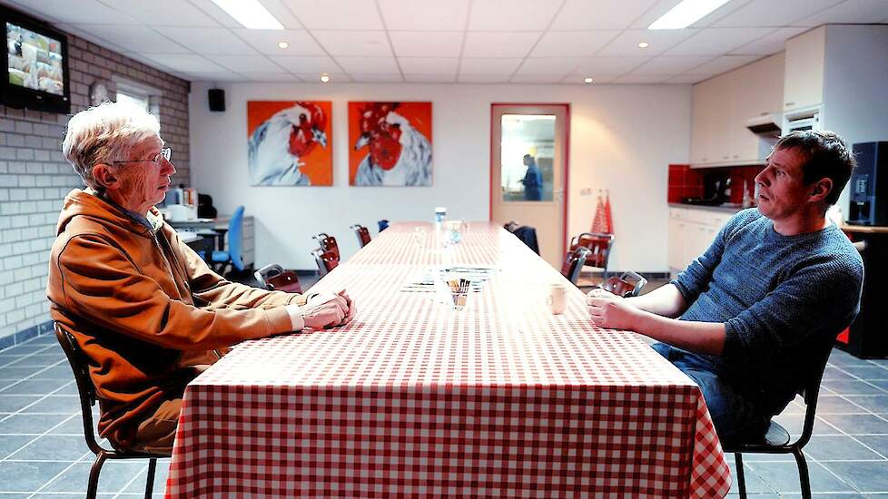 Rechter bezoekt pluimveebedrijf samen met Johan Vollenbroek ...
